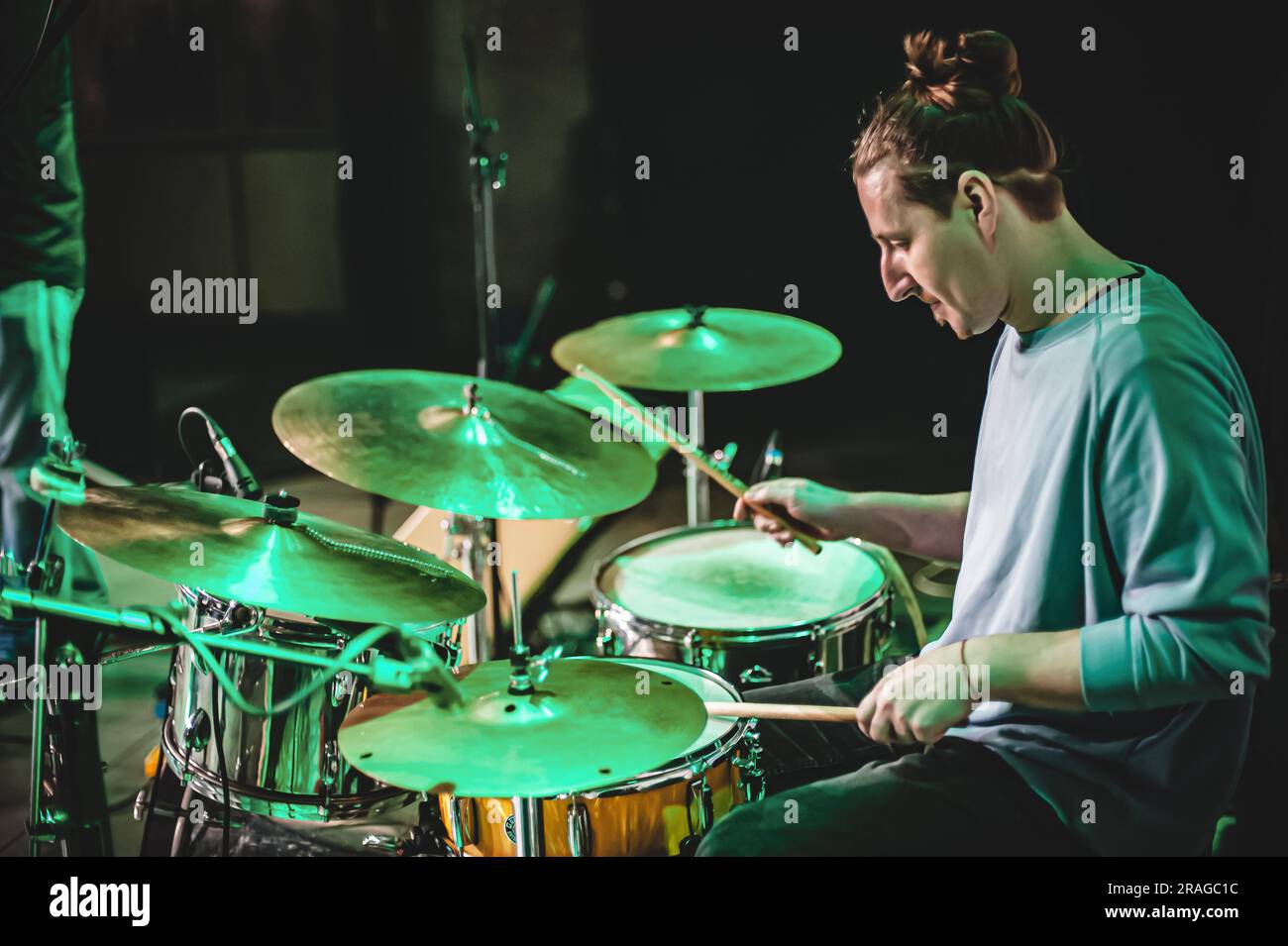 Le groupe de musique de tambour l'artiste de batteur a une performance ...