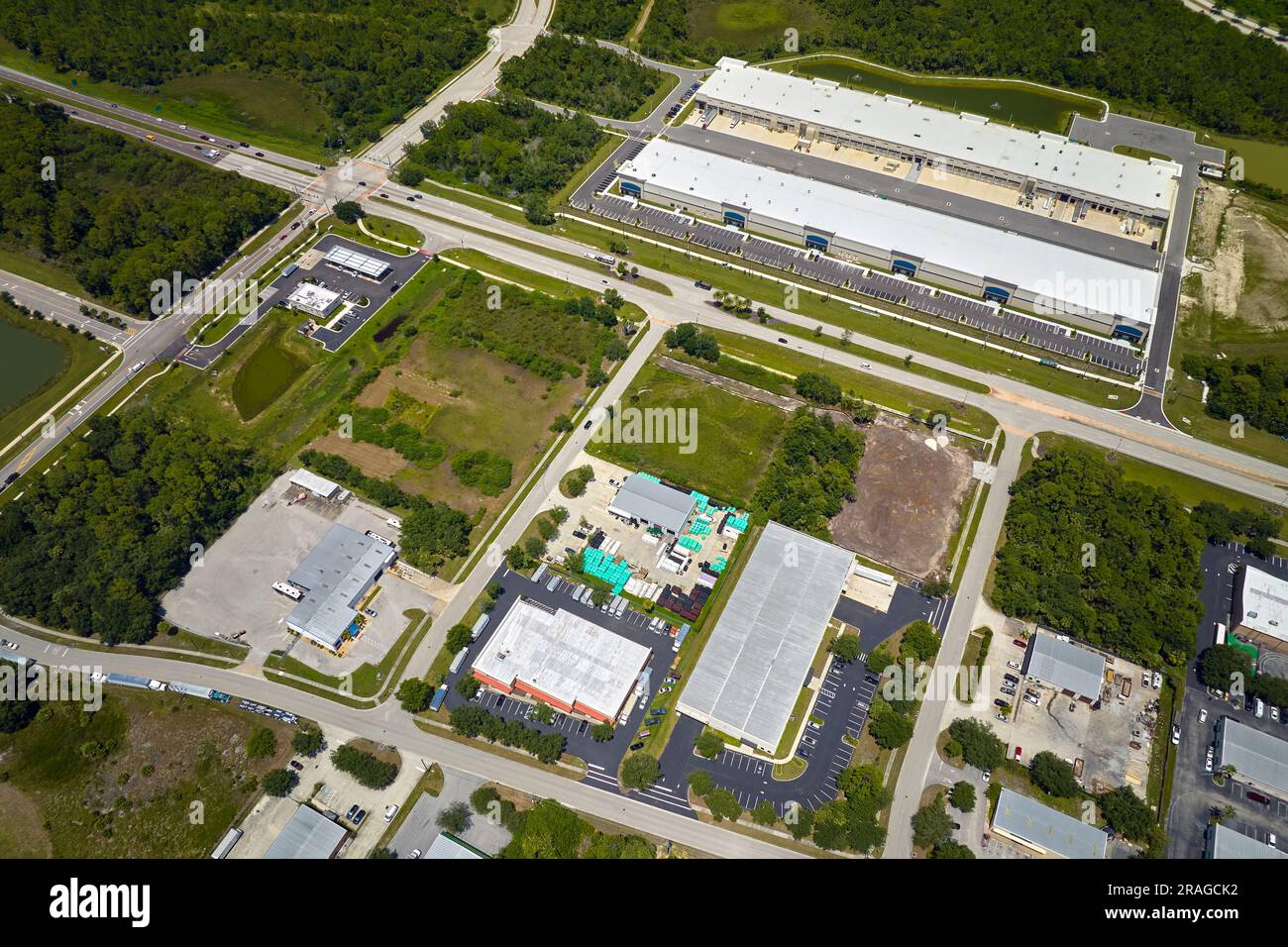 Vue aérienne du parc industriel avec entrepôts de marchandises et ...