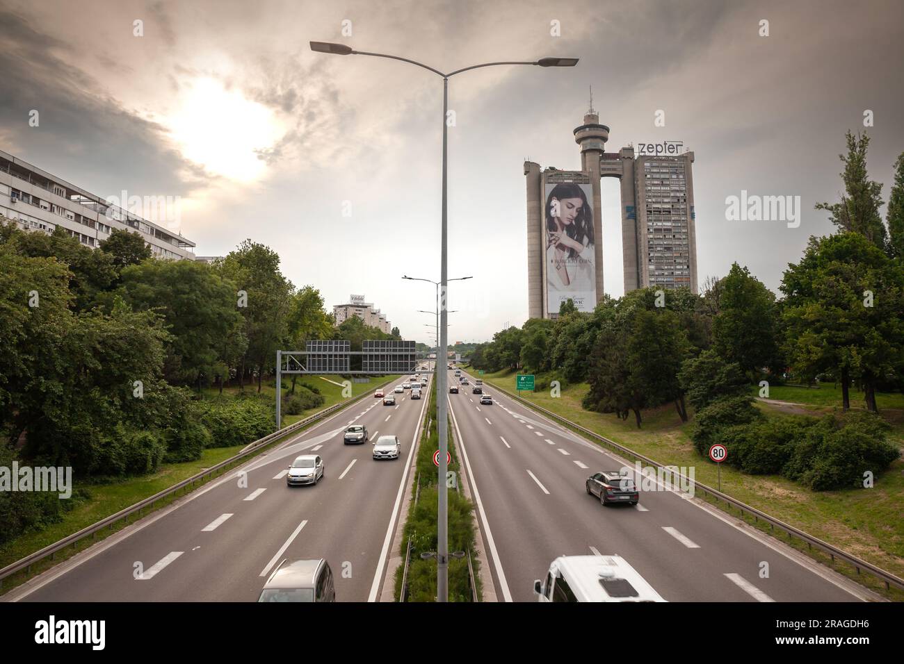 Photo d'une foule de voitures utilisant l'autoroute principale de ...
