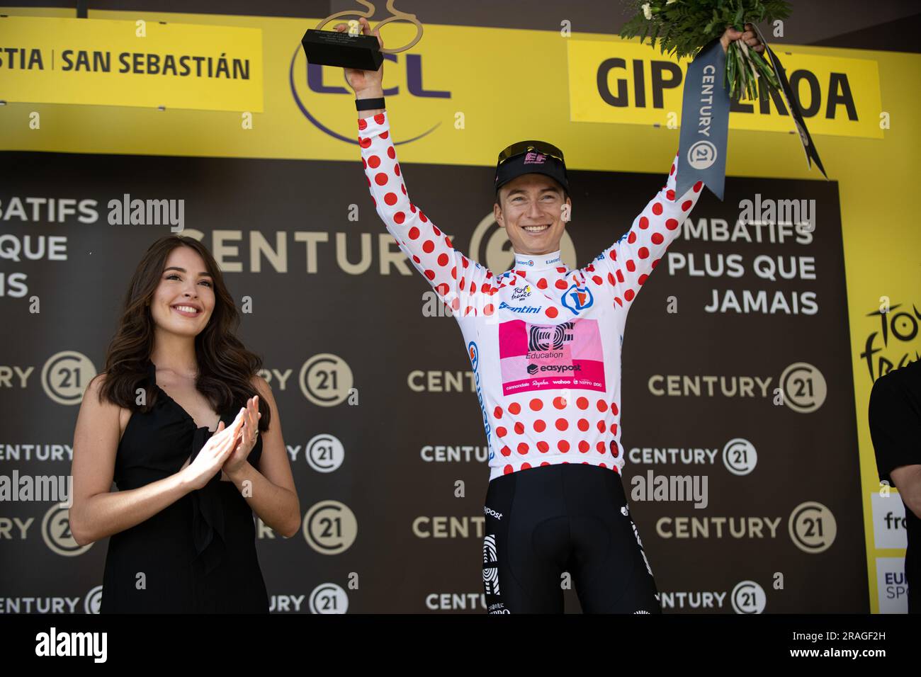 Neilson Powless sur le podium à San Sebastian avec le maillot des ...
