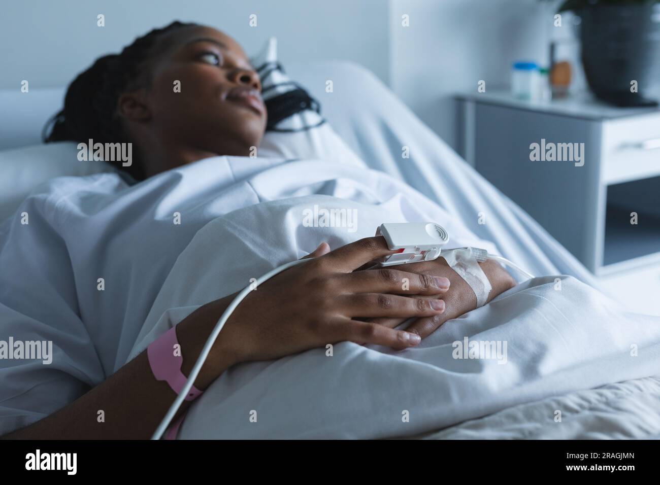 Femme afro-américaine avec oxymètre de pouls sur la main, allongé sur ...