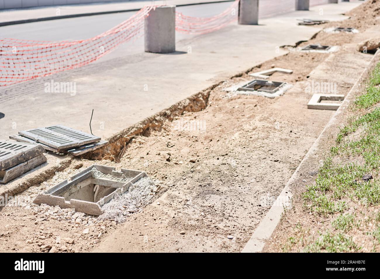 Pose de trous d'homme en béton et de tuyaux d'évacuation pour le ...