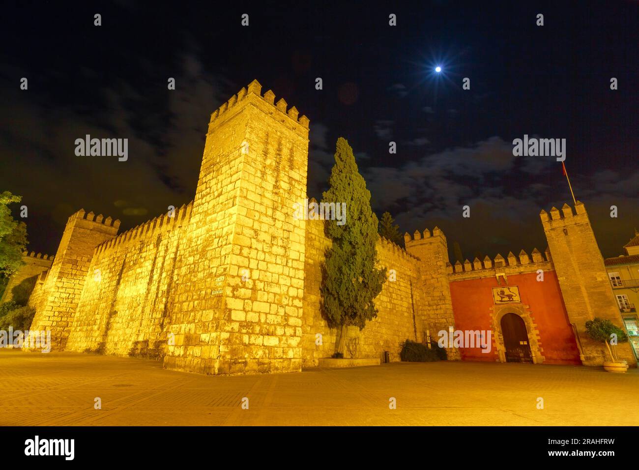 L'avant de la porte du Lion, entrée à l'Alcazar royal de Séville la ...