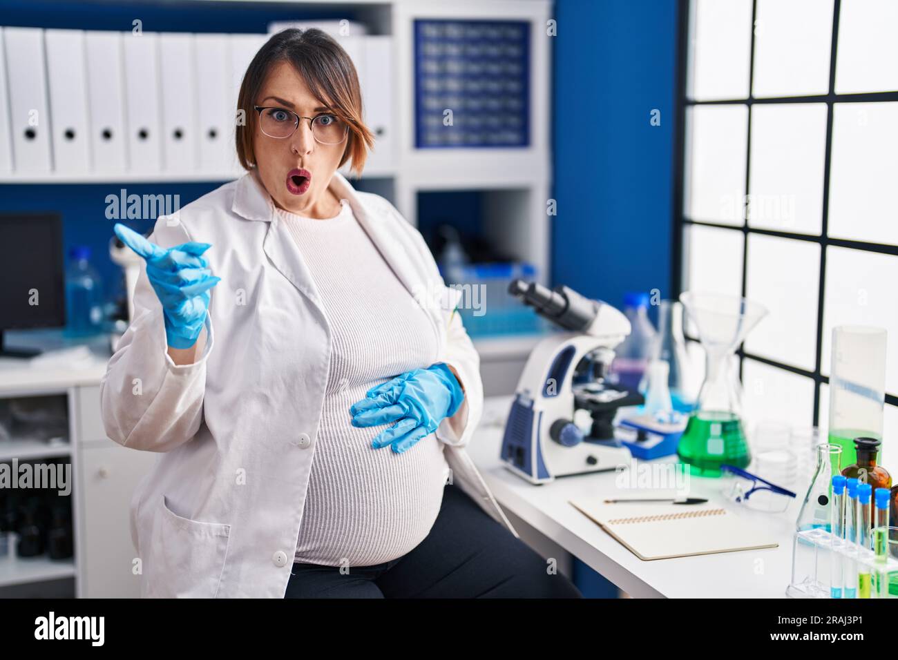 La femme enceinte travaillant au laboratoire scientifique a surpris de ...