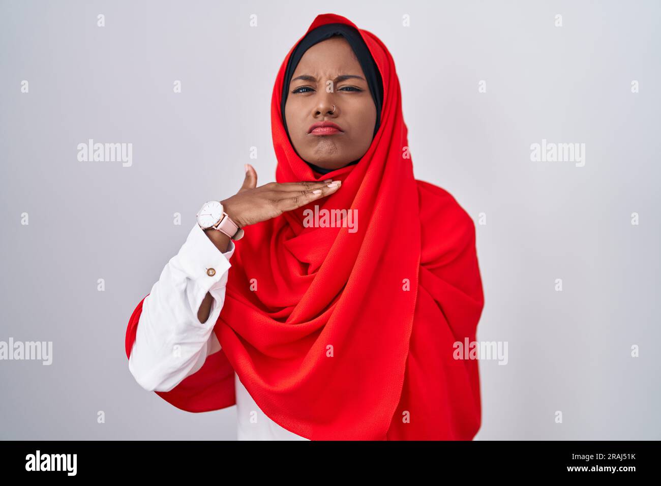 Une Jeune Femme Arabe Portant Le Foulard Islamique Traditionnel Du
