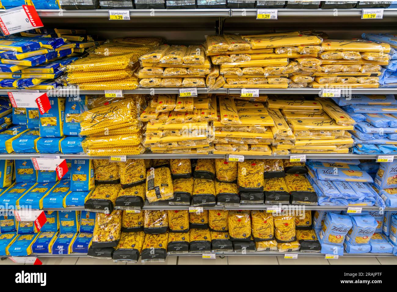 Pasta packages package Banque de photographies et d’images à haute ...