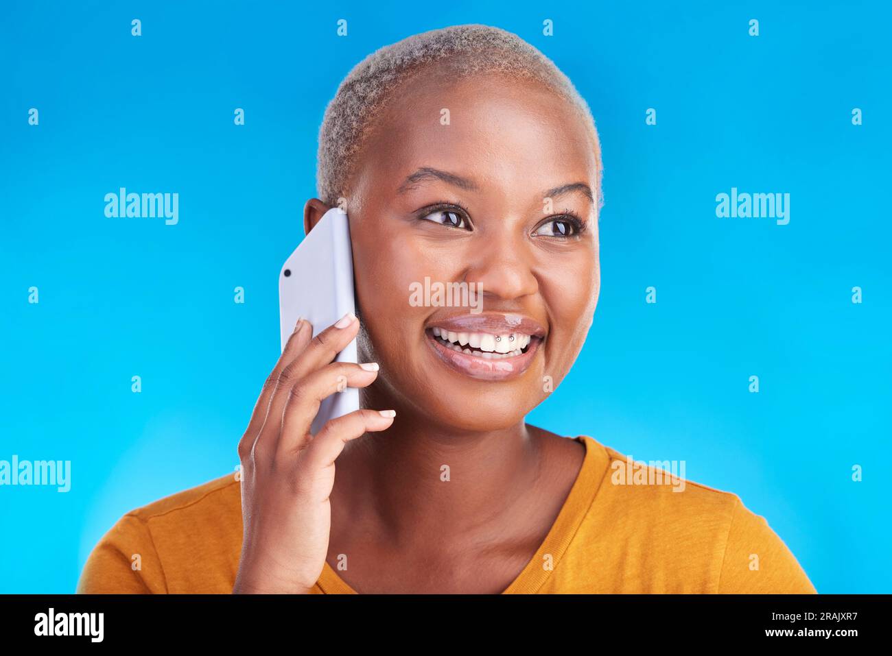 Communication par téléphone, visage et bonne femme noire parlant dans ...