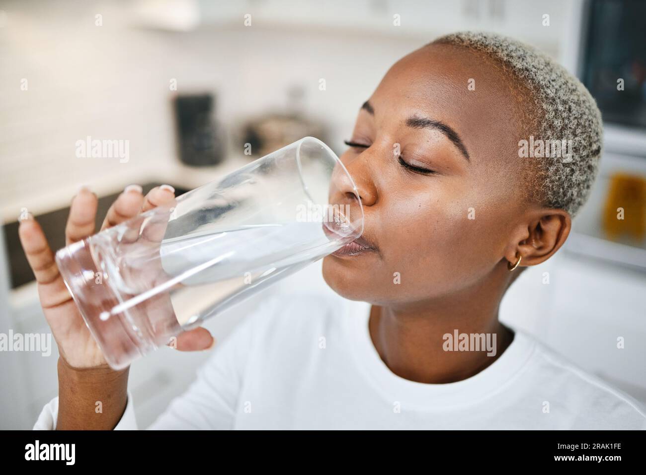 Saine, verre et femme de boire de l'eau pour la soif, le bien-être et la nutrition liquide à sa ...