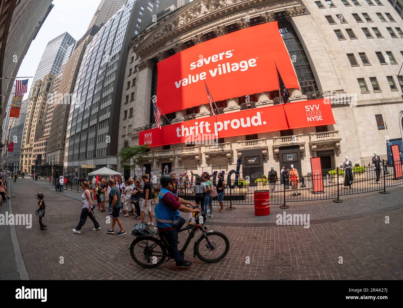 La façade de la Bourse de New York est décorée vendredi, 30 juin 2023 ...