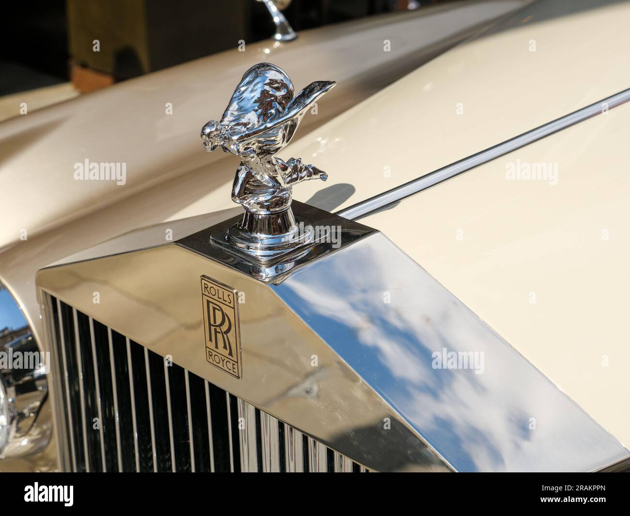 La sculpture de la mascotte Spirit of Ecstasy sur le capot d'une ...