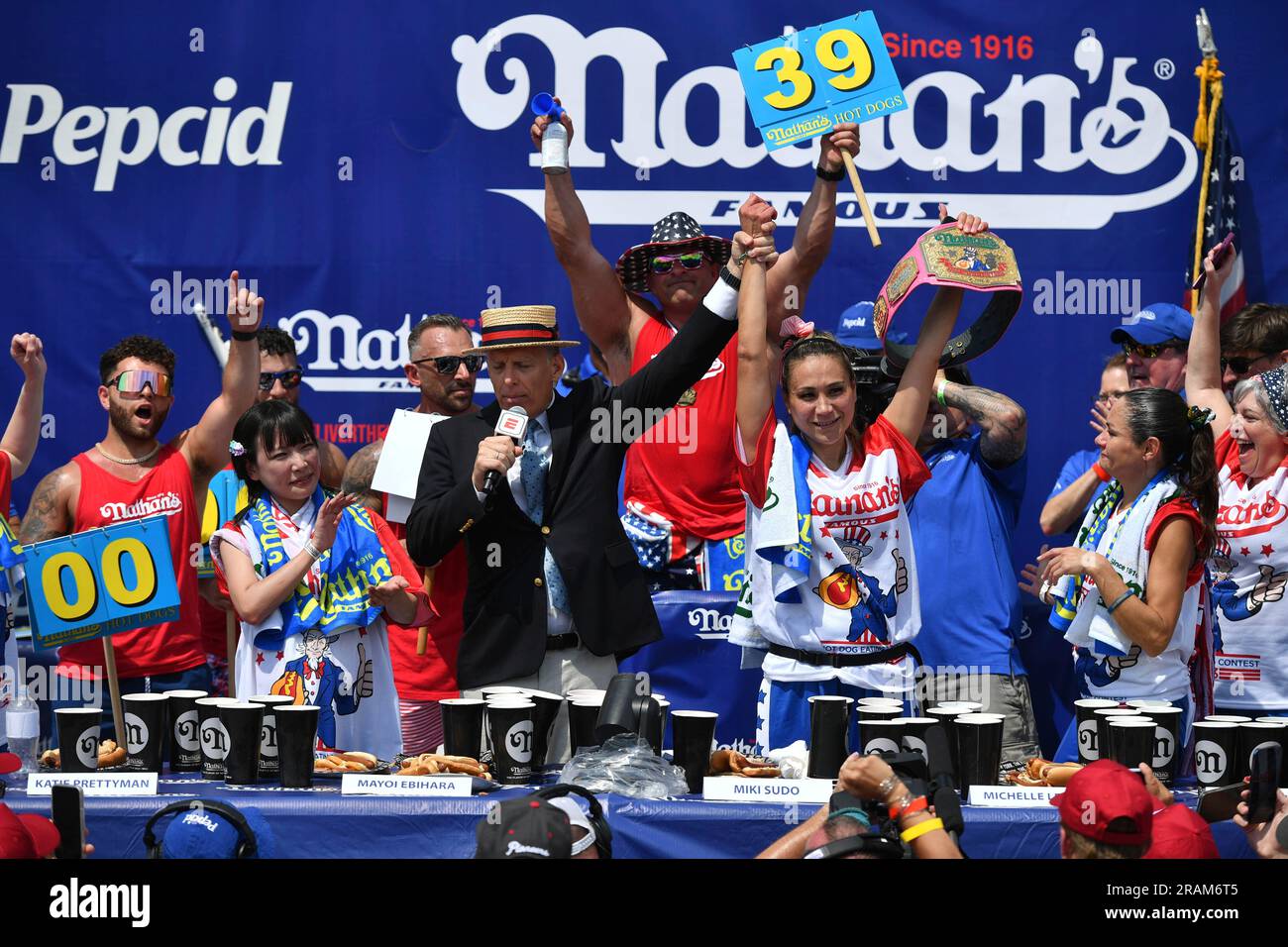 Photo by: NDZ/STAR MAX/IPx 2023 7/4/23 Professional competitive eater Mayo Ebihara and Miki Sudo ...