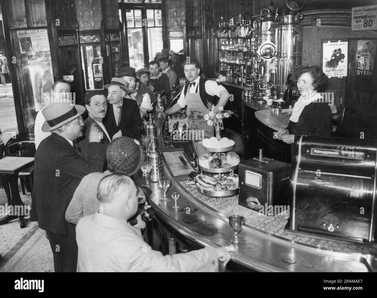 Paris, France : 1935 une vue intérieure des clients au bar du café ...
