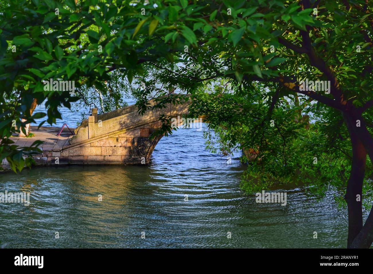 Explorez les vues pittoresques d'une rivière tranquille en Chine ...