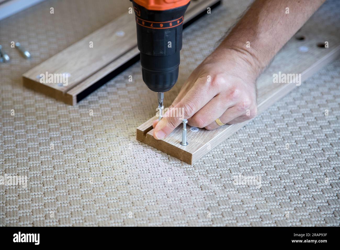 Détails DIY moment à l'intérieur. Personne suivant les étapes pour ...