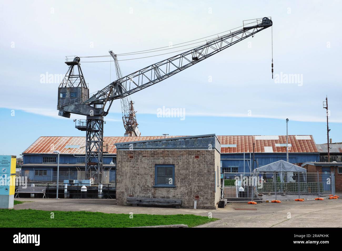 Grue à tour fixe (C231) dans l'enceinte des docks, cabine, boom et ...