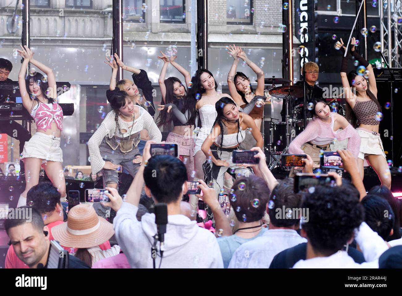 Momo, Jihyo, Nayeon, Sana, Dahyun, Tzuyu, Chaeyoung, Mina et Jeongyeon - jouent deux fois au ...