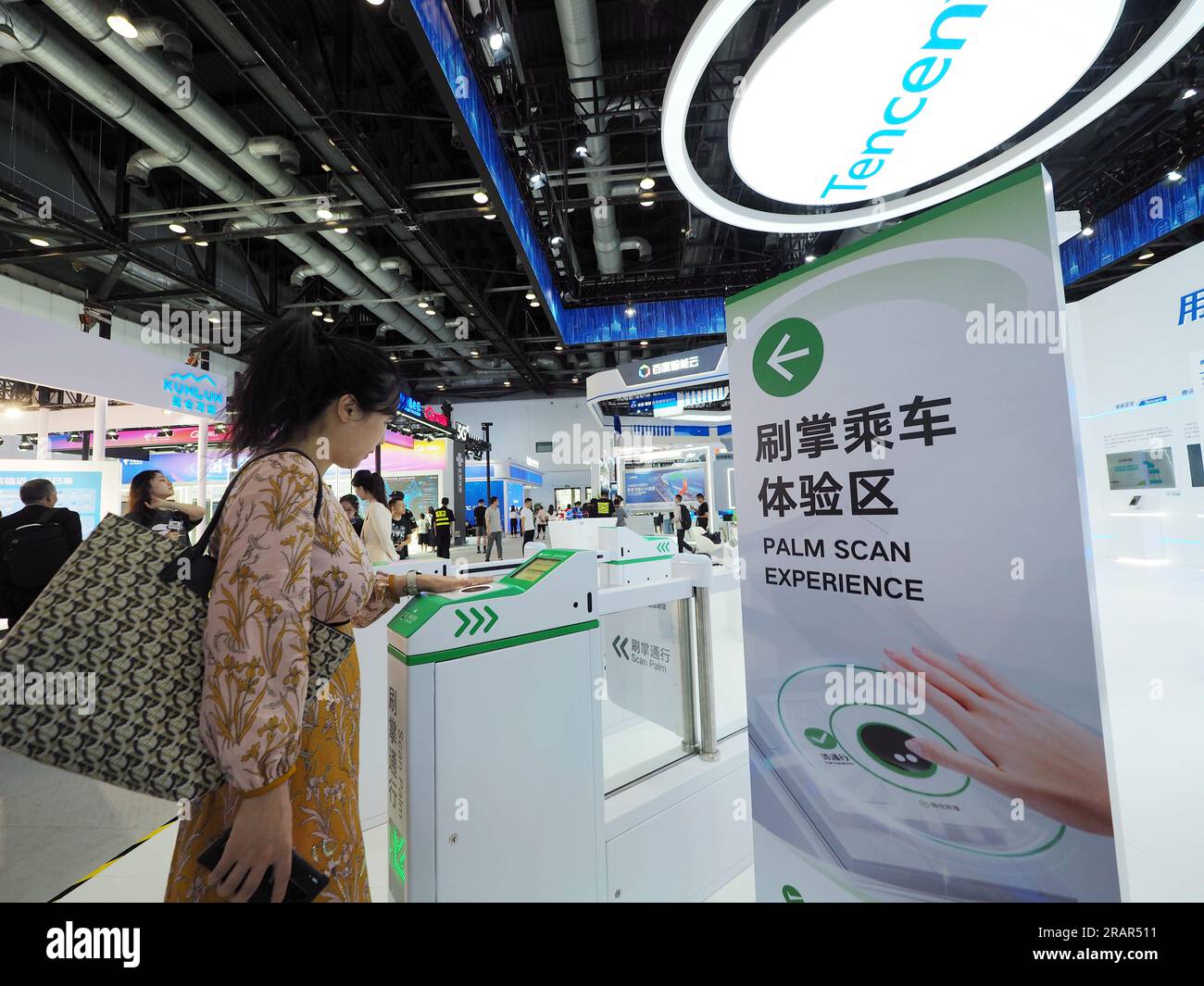 PÉKIN, CHINE - 5 JUILLET 2023 - les visiteurs font l'expérience d'un ...