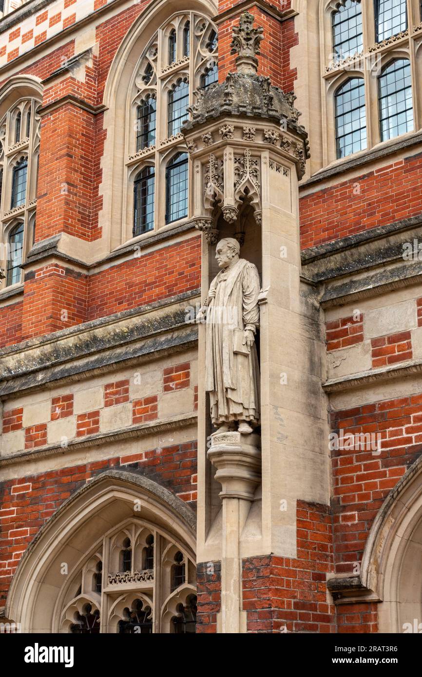 La statue de Joseph Barber Lightfoot sur le devant de la Old Divinity School St John's Street ...