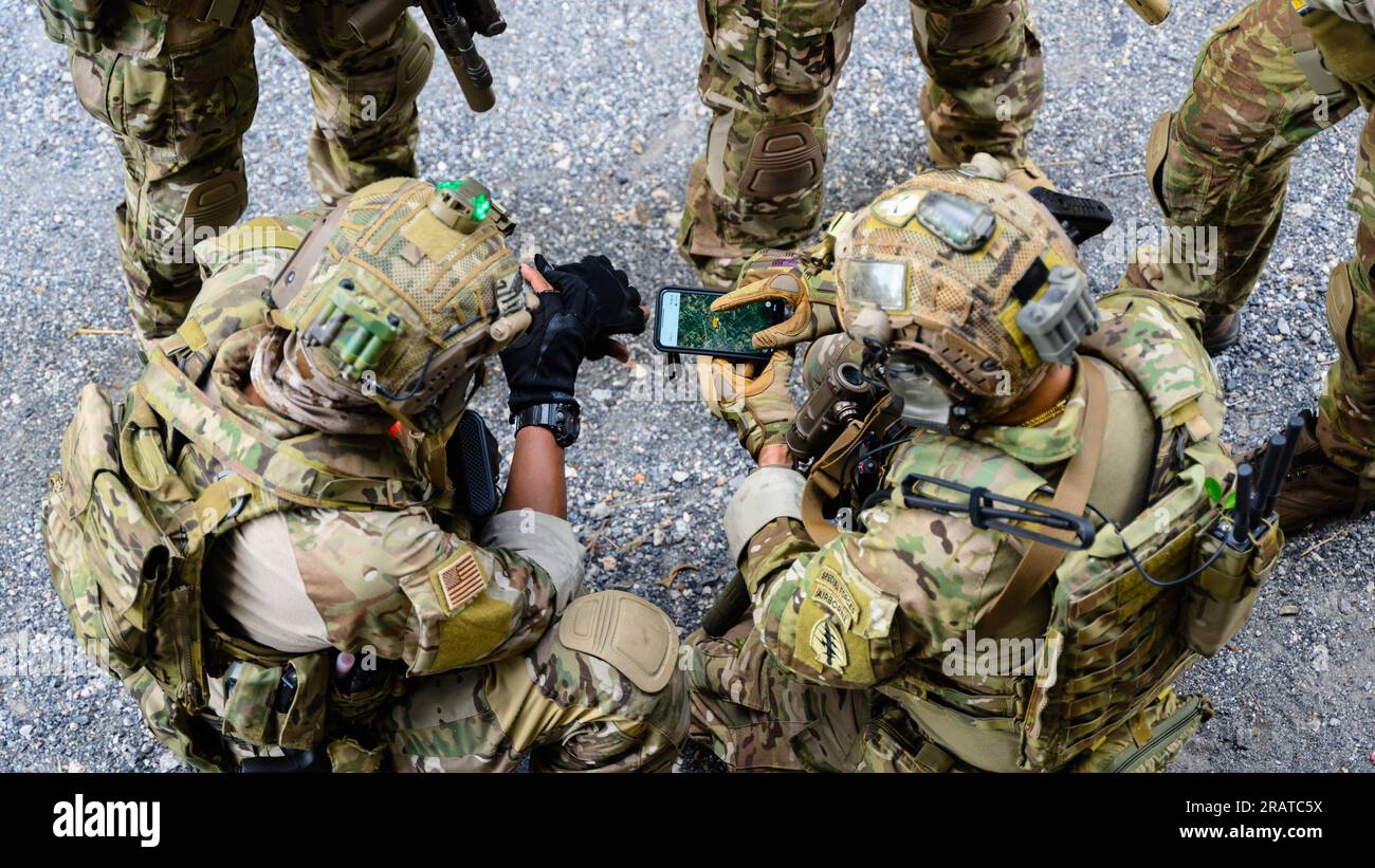 Smart travail d'équipe de soldats courant en avant et attaquant l ...