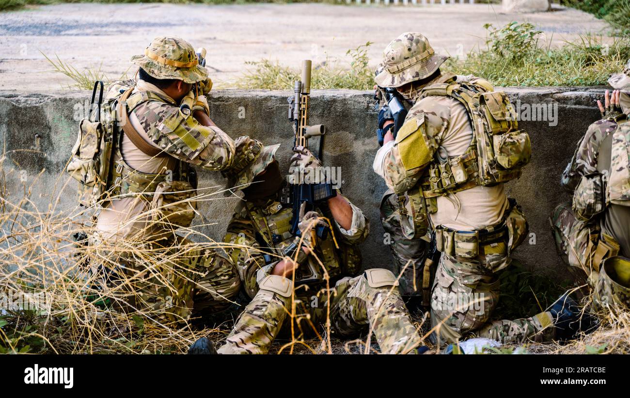 Smart travail d'équipe de soldats courant en avant et attaquant l ...
