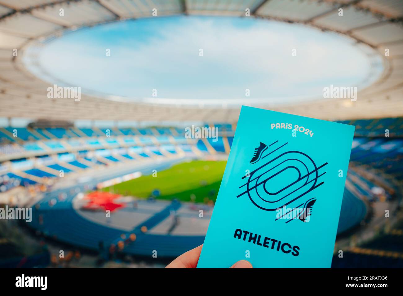 PARIS, FRANCE, le 7 JUILLET 2023 : un athlète présente l'icône ...