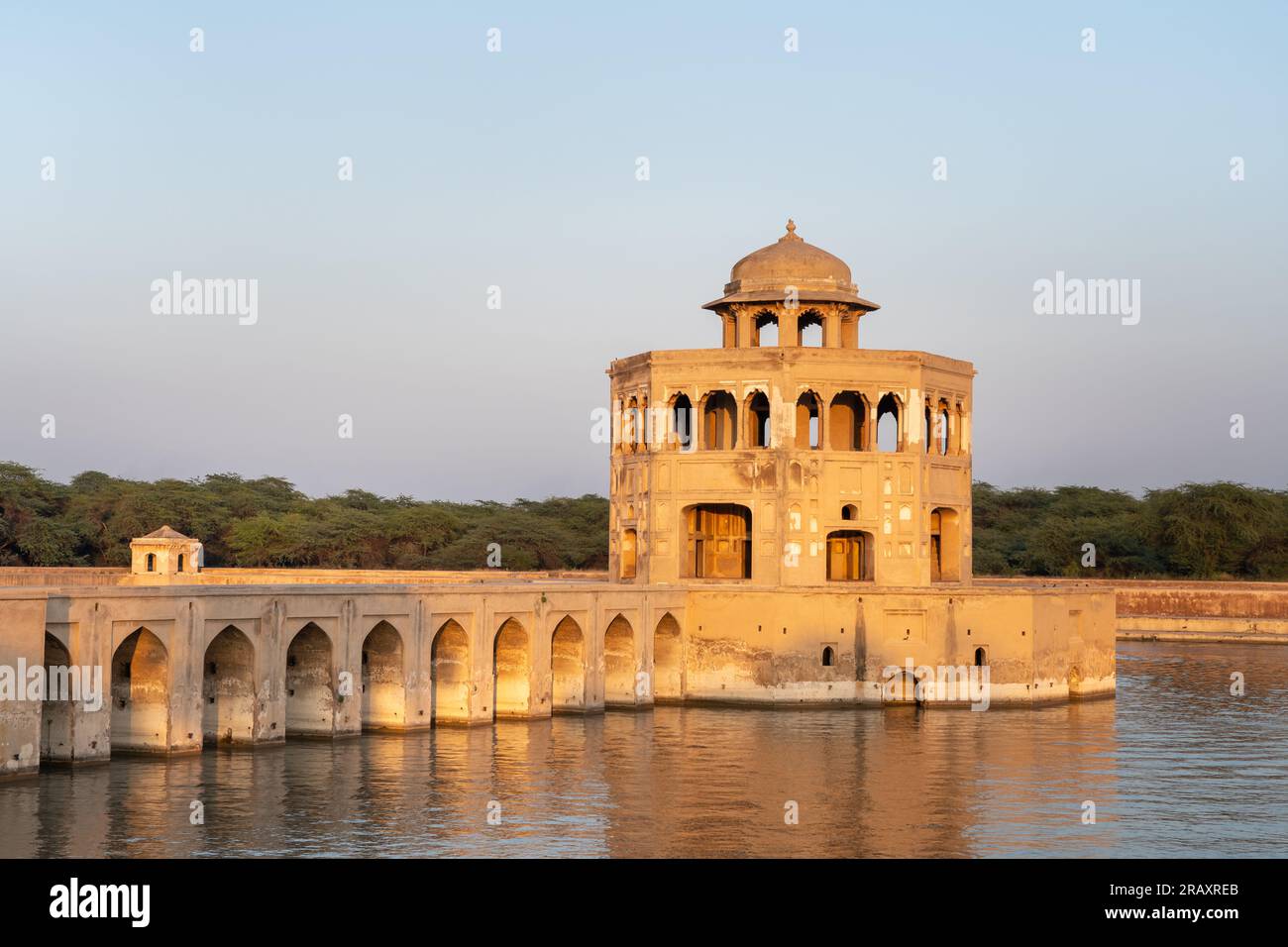 Coucher de soleil vue de l'ancien pavillon octogonal et pont-jetée sur ...