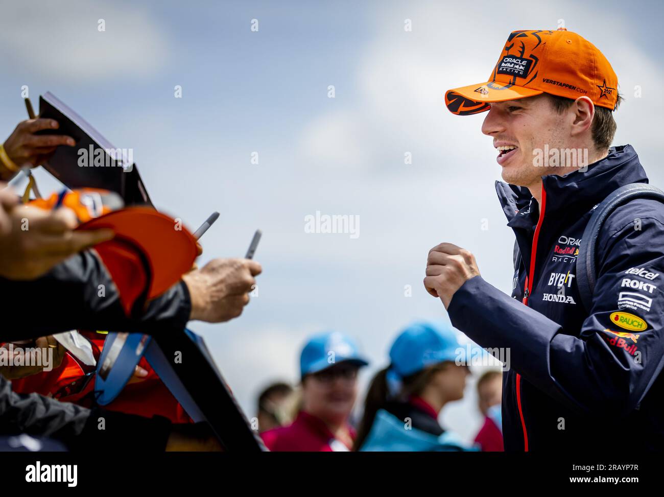 SILVERSTONE - Max Verstappen (Red Bull Racing) signe des autographes à ...