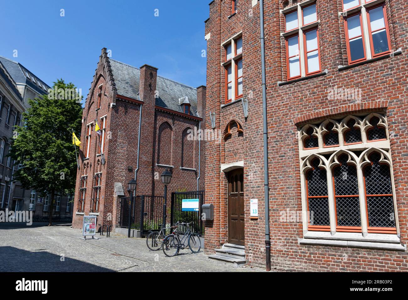 ALOST, BELGIQUE, JUIN 2023 : entrée principale du musée de la ville de ...