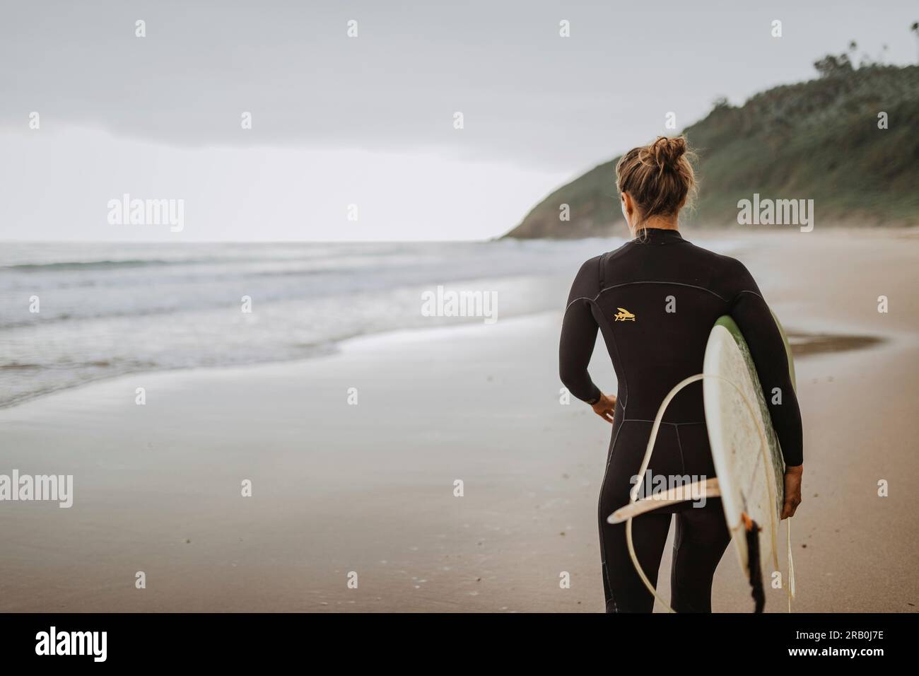 Femme surfeuse Banque de photographies et d’images à haute résolution ...