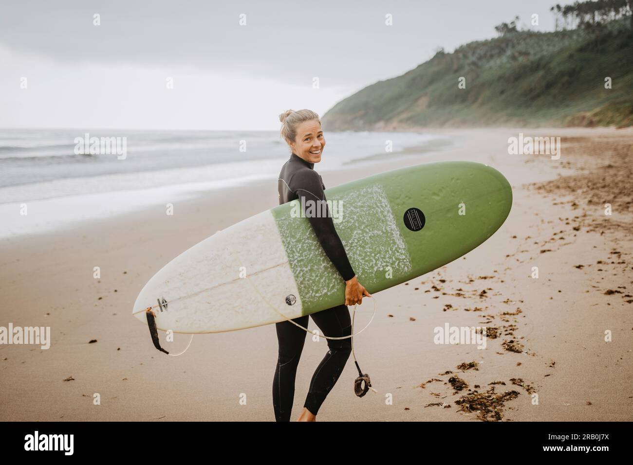 Femme surfeuse Banque de photographies et d’images à haute résolution ...