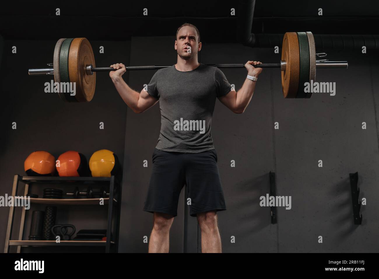 Entraînement sportif brutal musclé avec barre de poids lourd dans ...