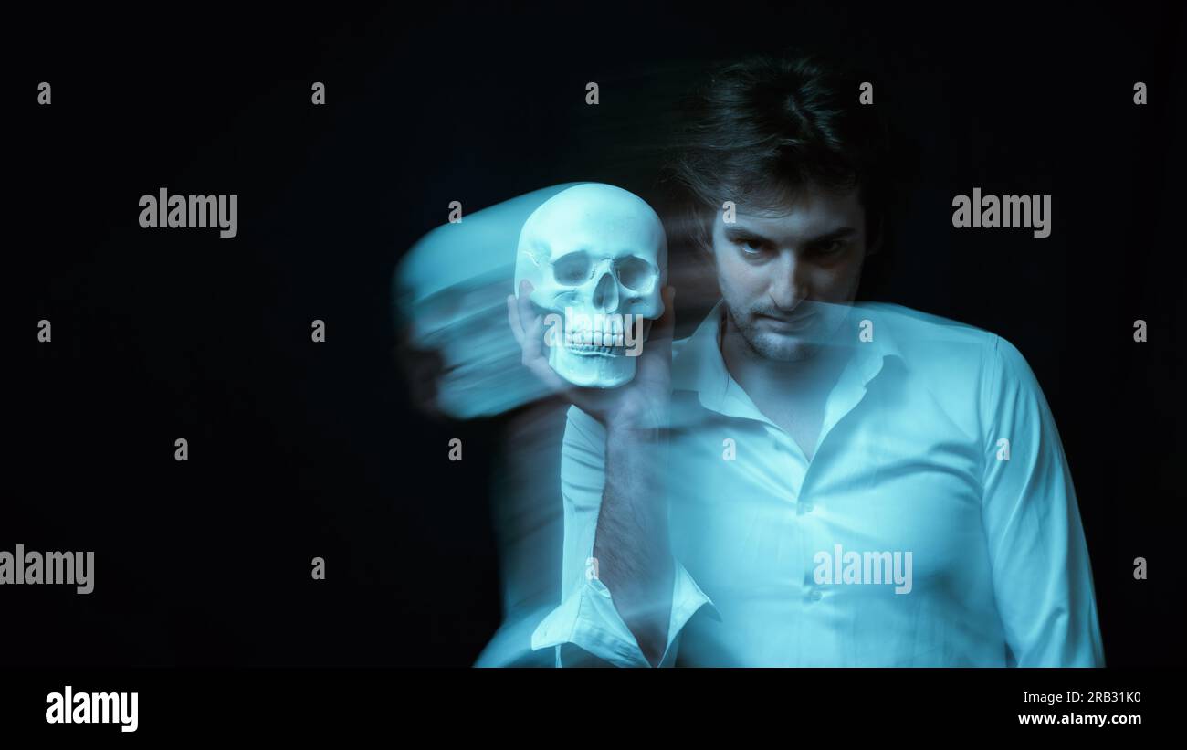 Tenir un crane humain Banque de photographies et d’images à haute résolution - Alamy