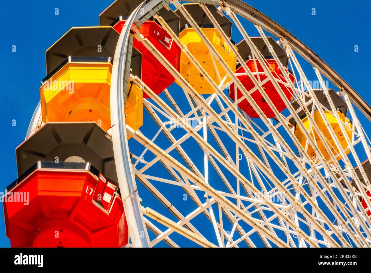 Roue jaune rouge Banque de photographies et d’images à haute résolution ...