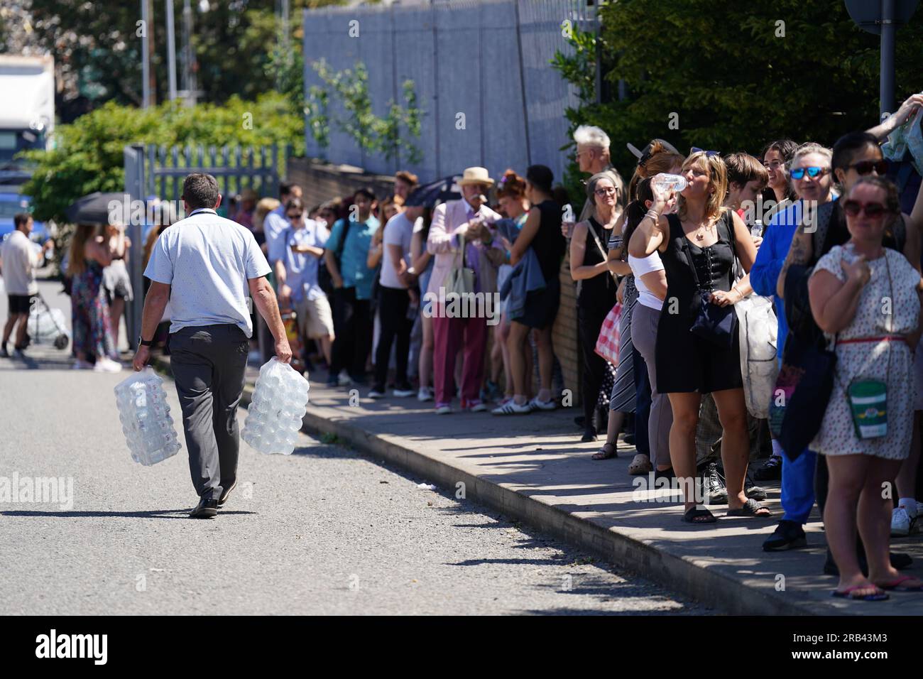 Les membres de la file d'attente publique pour avoir accès à l'avant ...