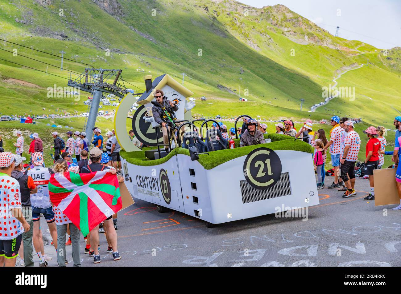 Col du Tourmalet, France - juillet 06 2023 : Caravane au sommet du Col ...