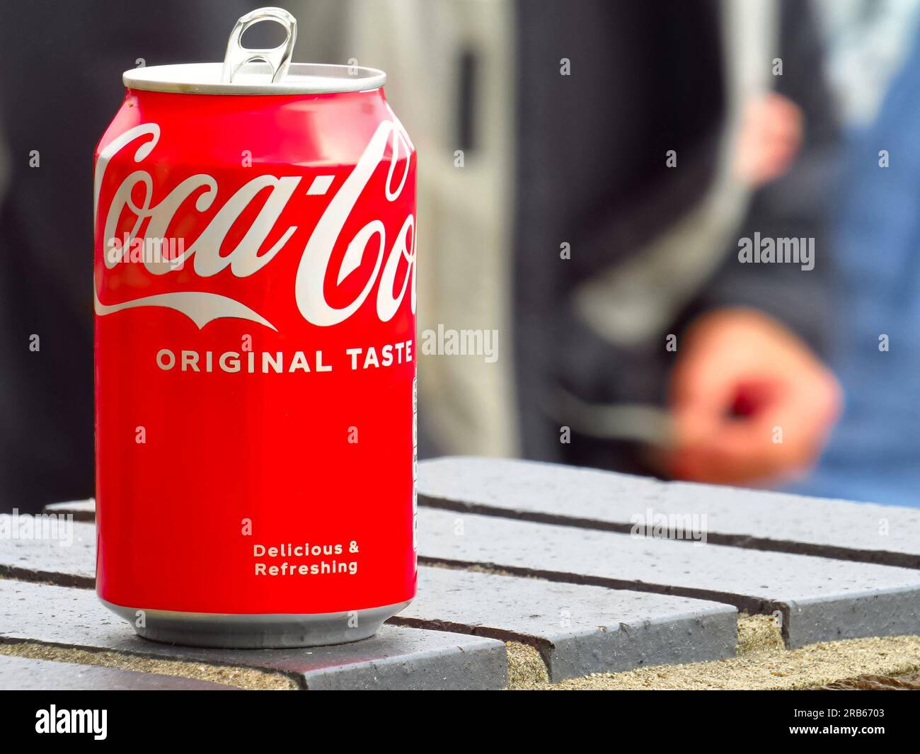 Avec une boisson coca cola Banque de photographies et d’images à haute ...