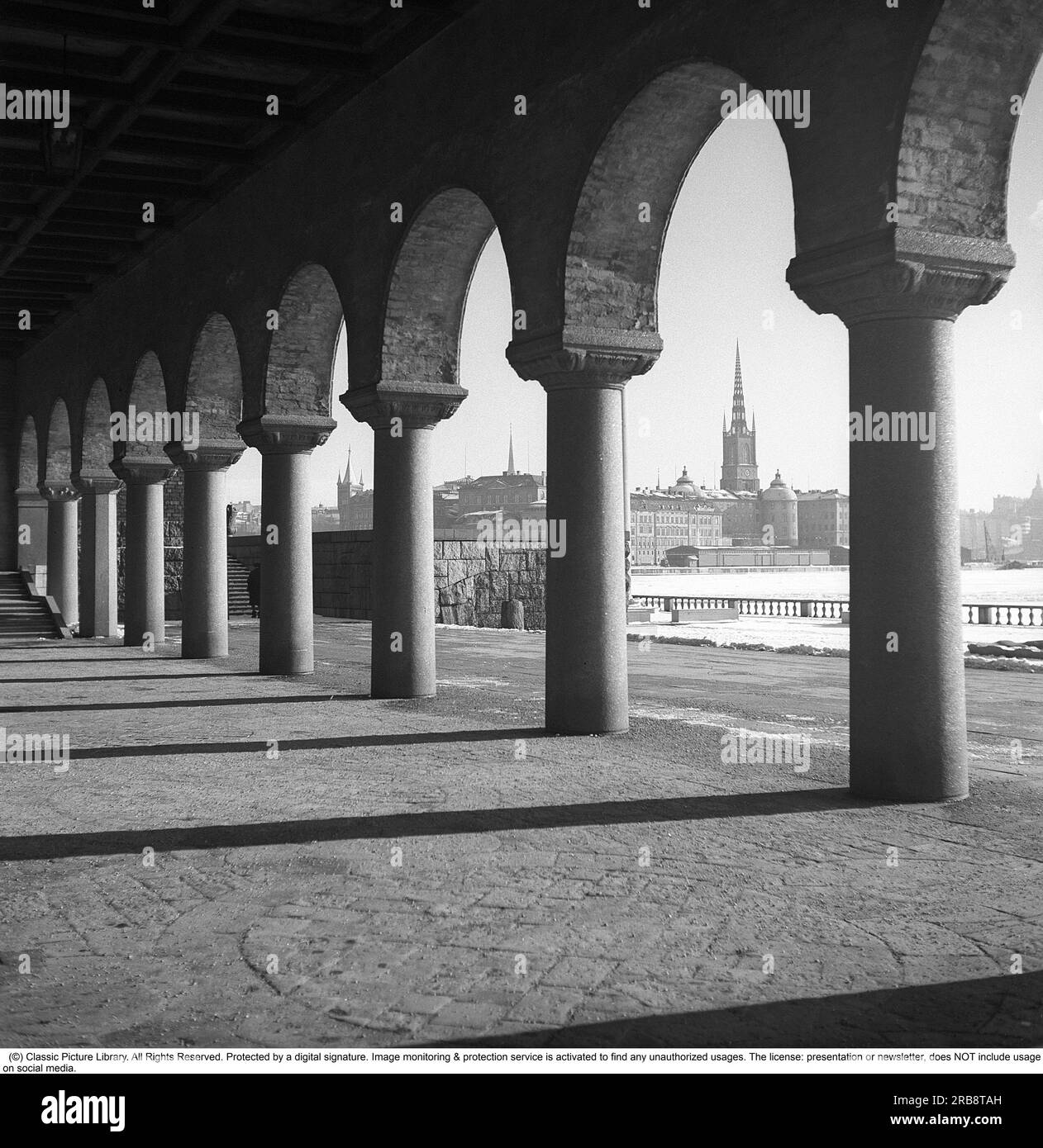 Stockholm 1946. Les colonnes et les arches au rez-de-chaussée du ...