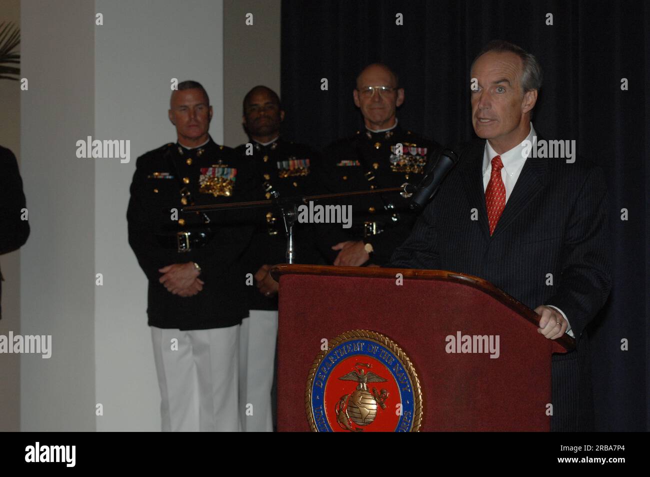 Visite du secrétaire Dirk Kempthorne à la caserne Marine Barracks ...