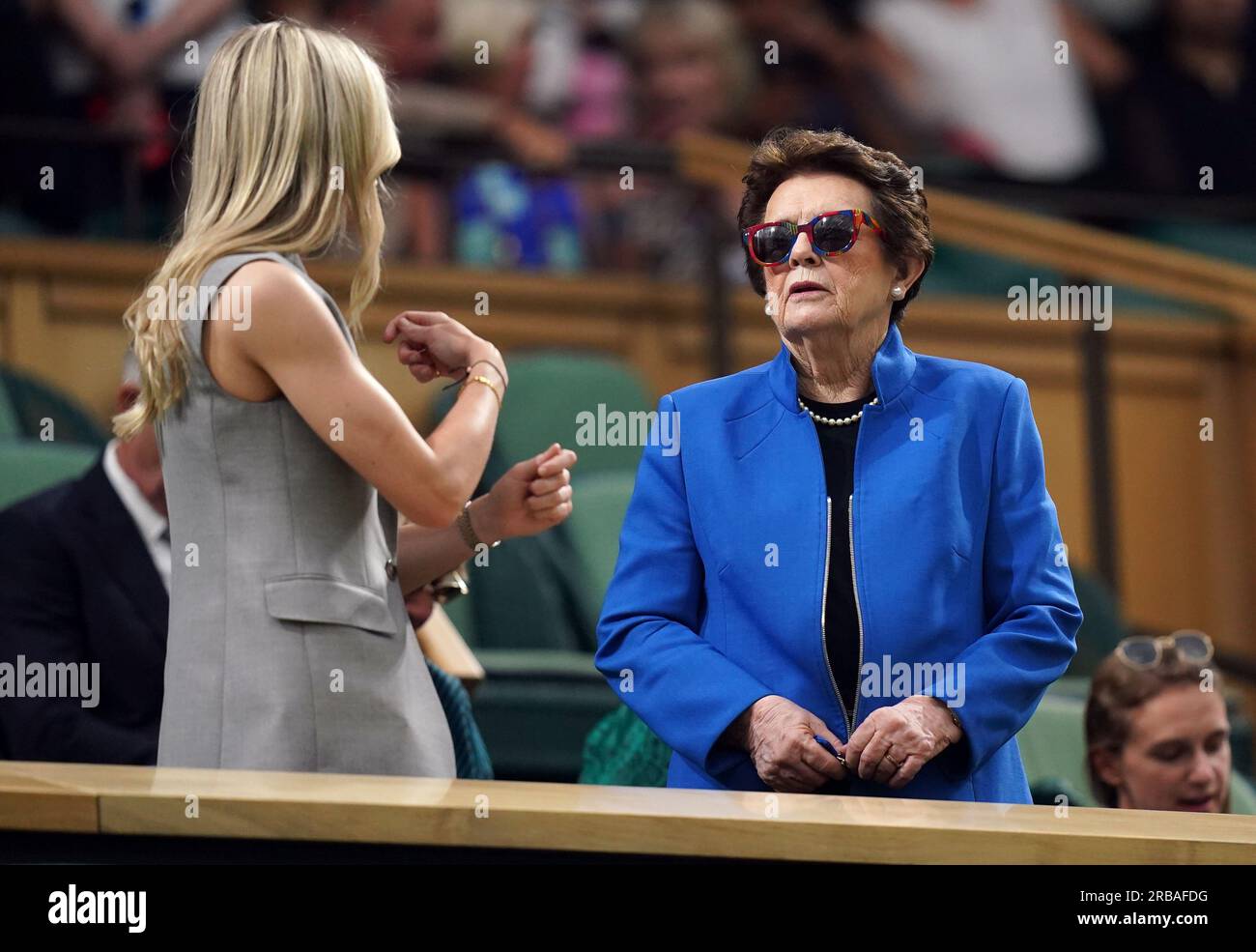 Leah Williamson (à gauche) parlant avec Billie Jean King lors de la ...