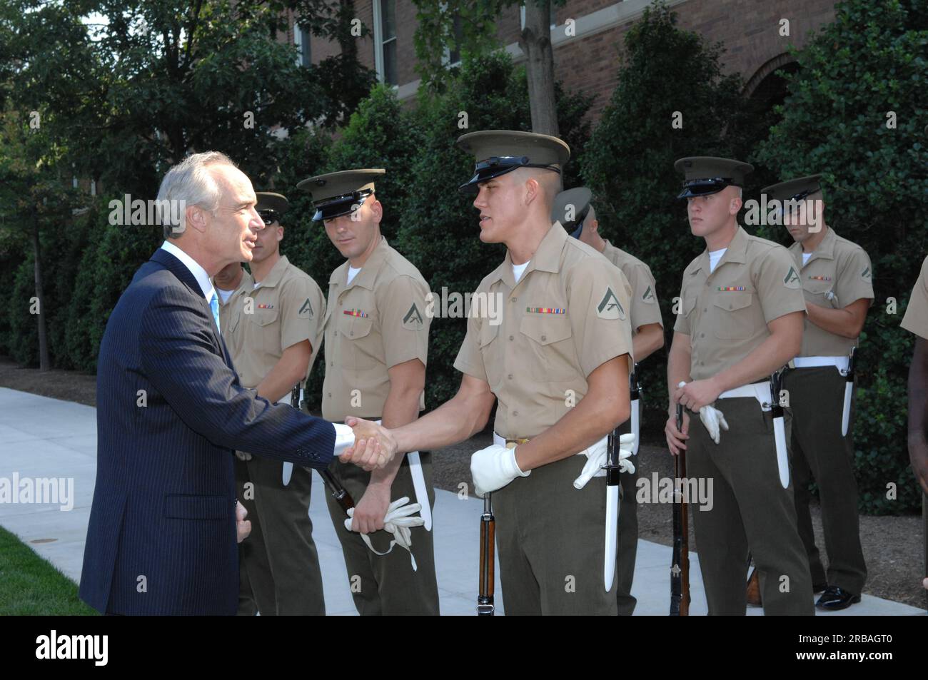 Visite du secrétaire Dirk Kempthorne au Marine Barracks, Washington, D ...