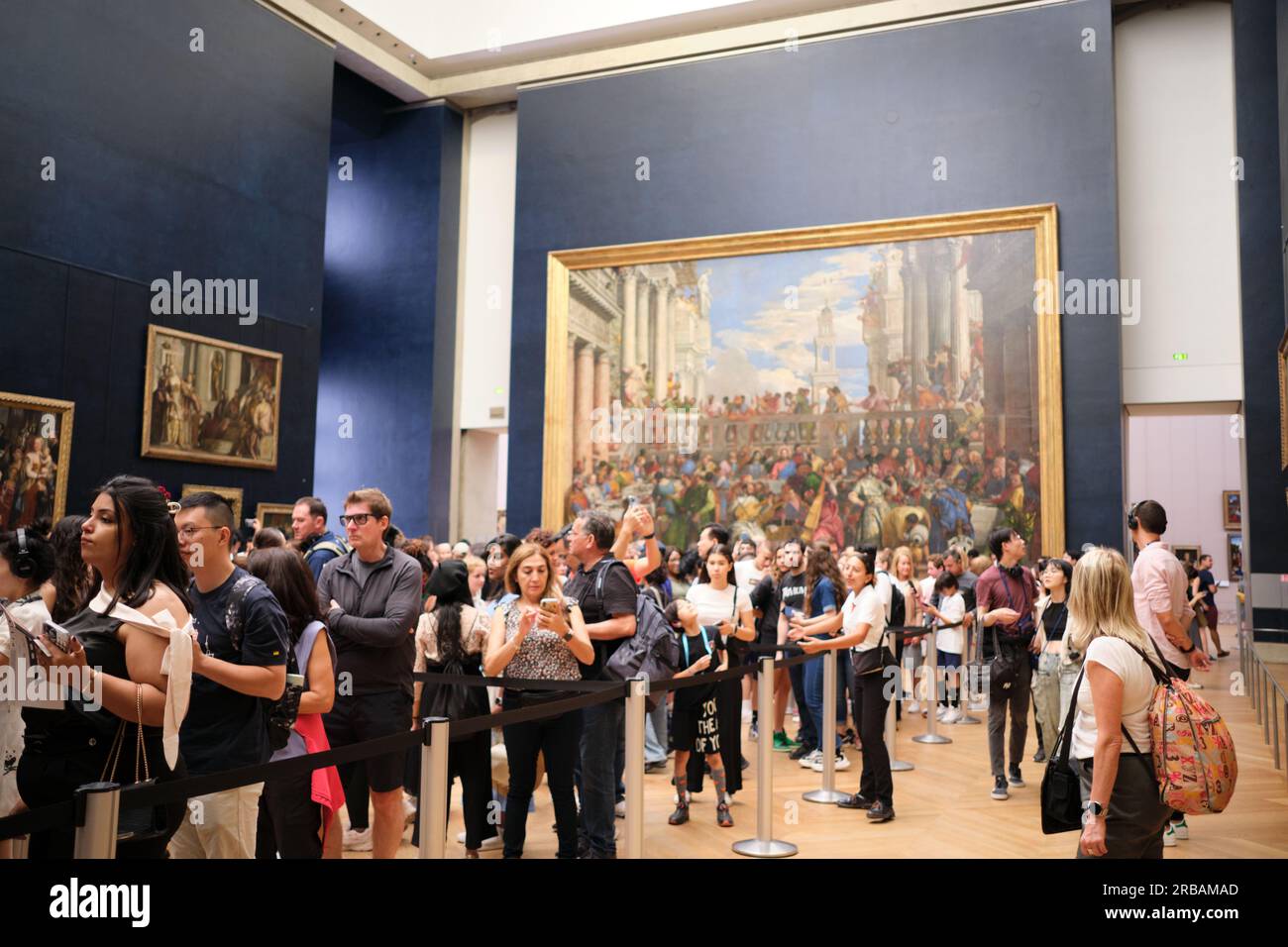 Paris, France - 07.01.2023 : les touristes font la queue pour la ...