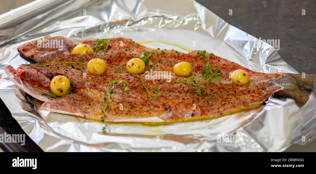 Poisson anchois traditionnel (Pomatomus saltador) assaisonné prêt à ...