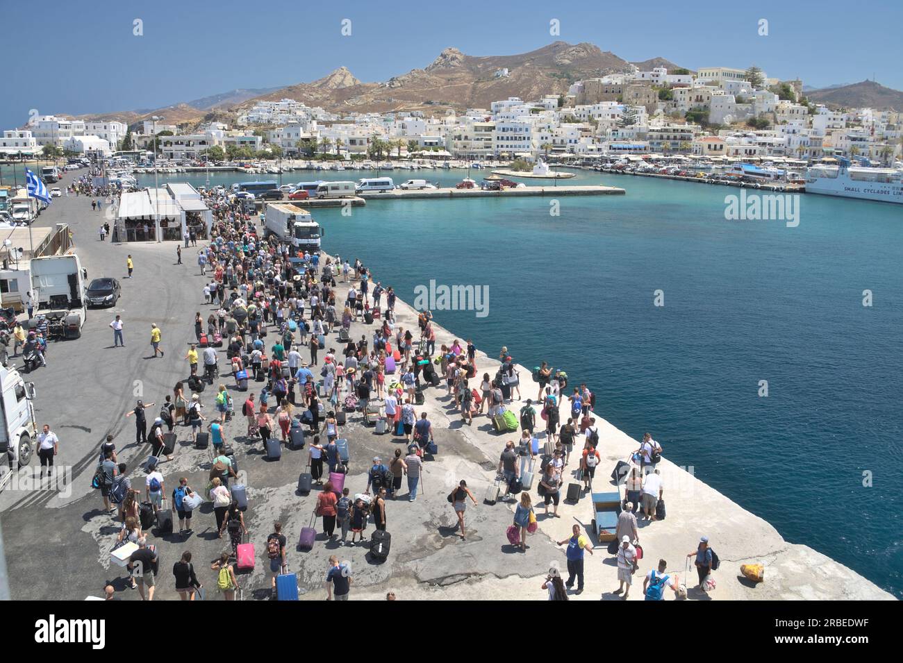 Santorini ferry port of athinios Banque de photographies et d’images à ...
