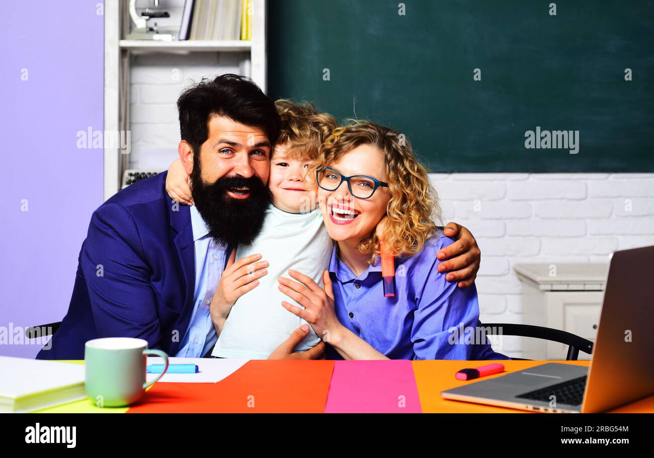 Petit écolier en première année. Garçon de l'école primaire. Processus ...