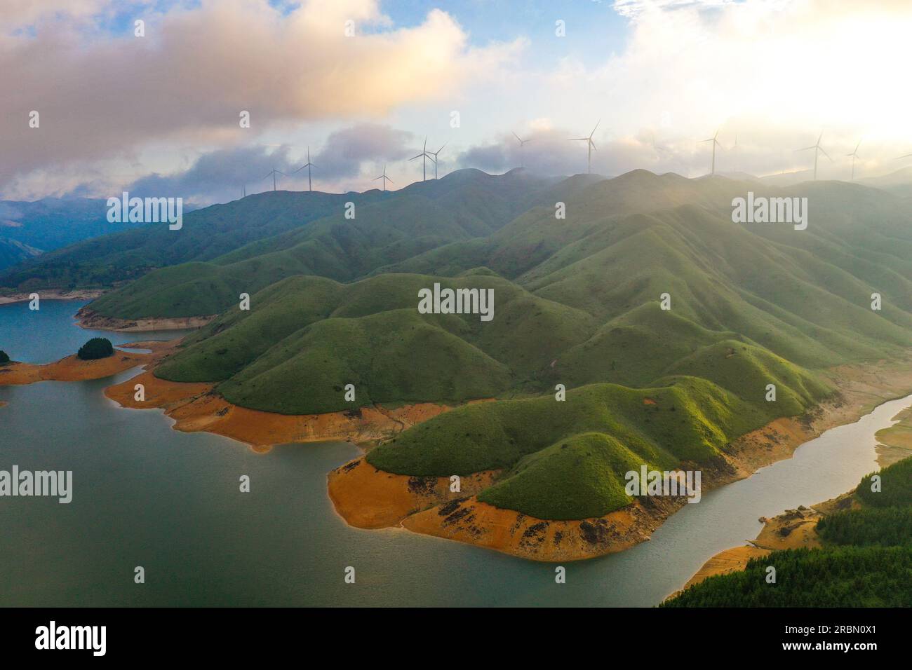 GUILIN, CHINE - 10 JUILLET 2023 - une photo aérienne montre le paysage ...