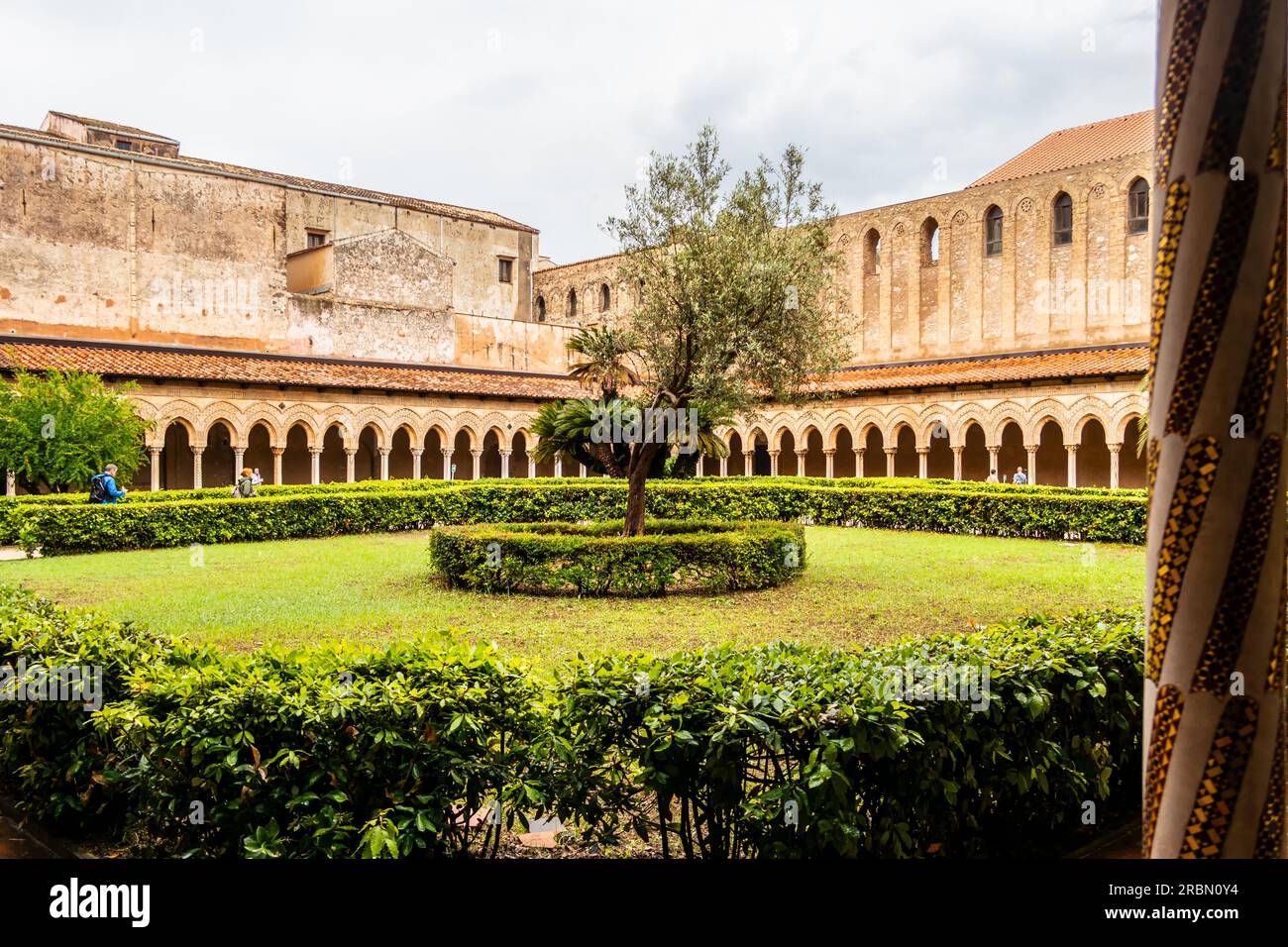 Vue du cloître de la cathédrale de Monreale à Palerme. 1 juin 2023 ...