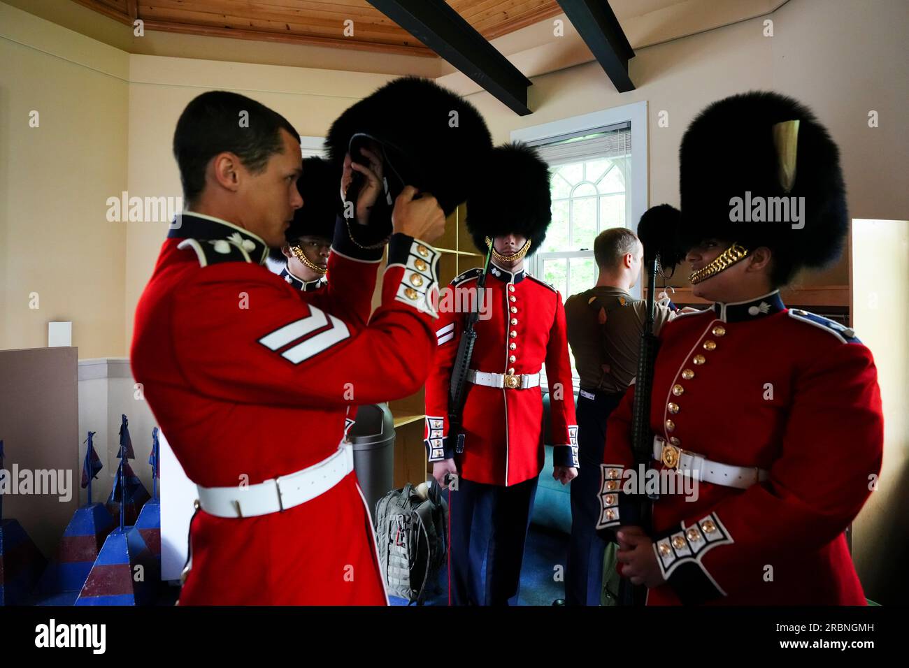 Les gardes cérémoniels du régiment des Canadian Grenadier Guards (CGG) se préparent pour leurs ...