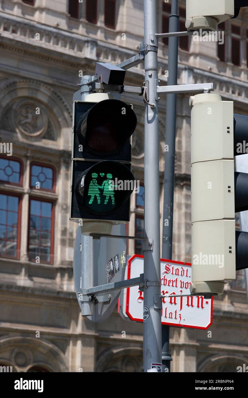 Austria pedestrian crossing sign Banque de photographies et d’images à haute résolution - Alamy
