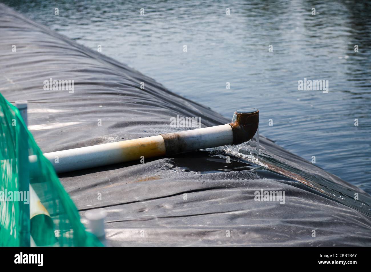 le processus d'entrée de l'eau qui a traversé un système de filtration ...