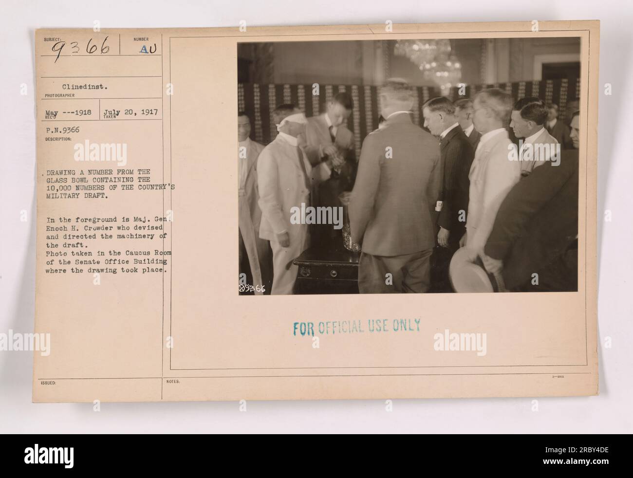 Le major général Enoch H. Crowder est vu au premier plan, dessinant un ...